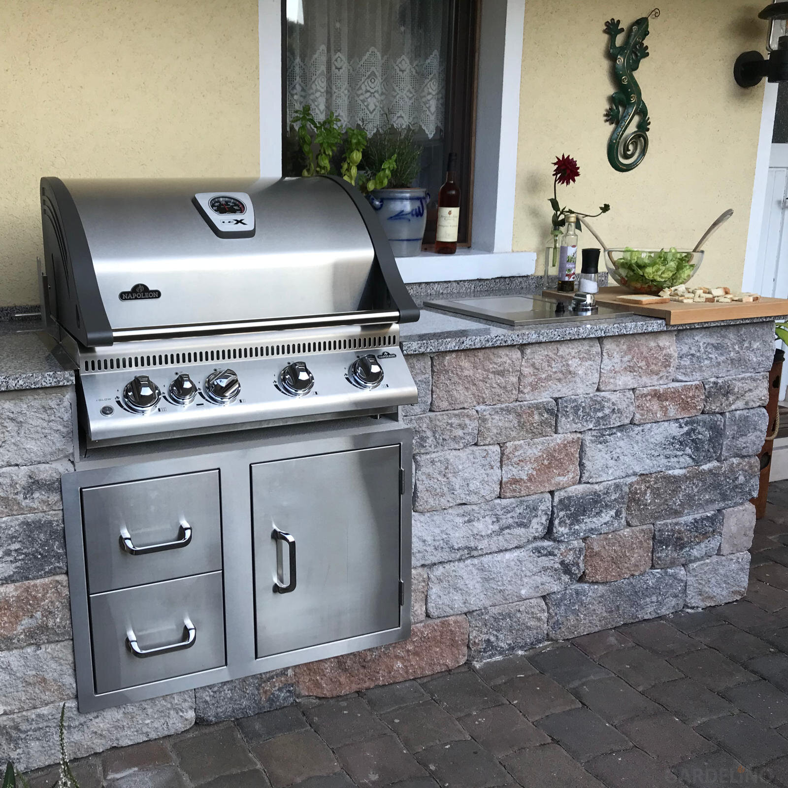 Selbstgebaute Outdoorküche mit Grill und Wok-Brenner