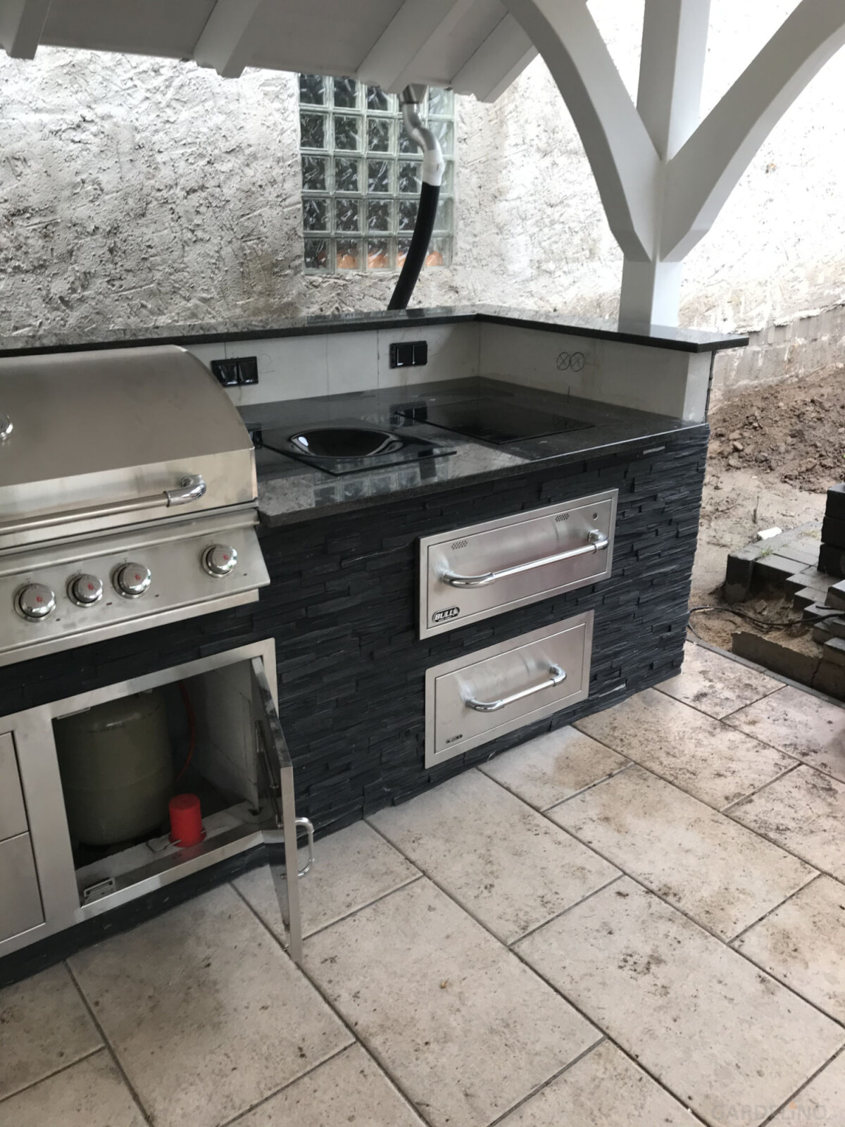 Outdoor Küche mit Bull BBQ Brahma Grill