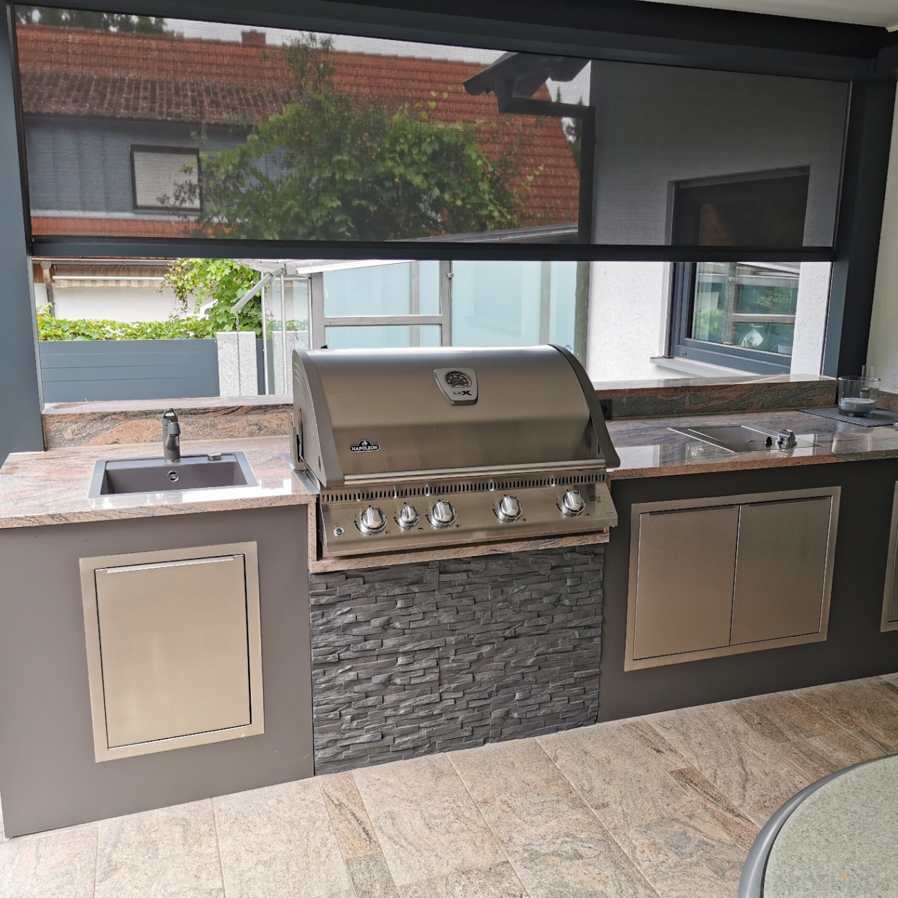Selbstgebaute Outdoorküche auf der Terrasse