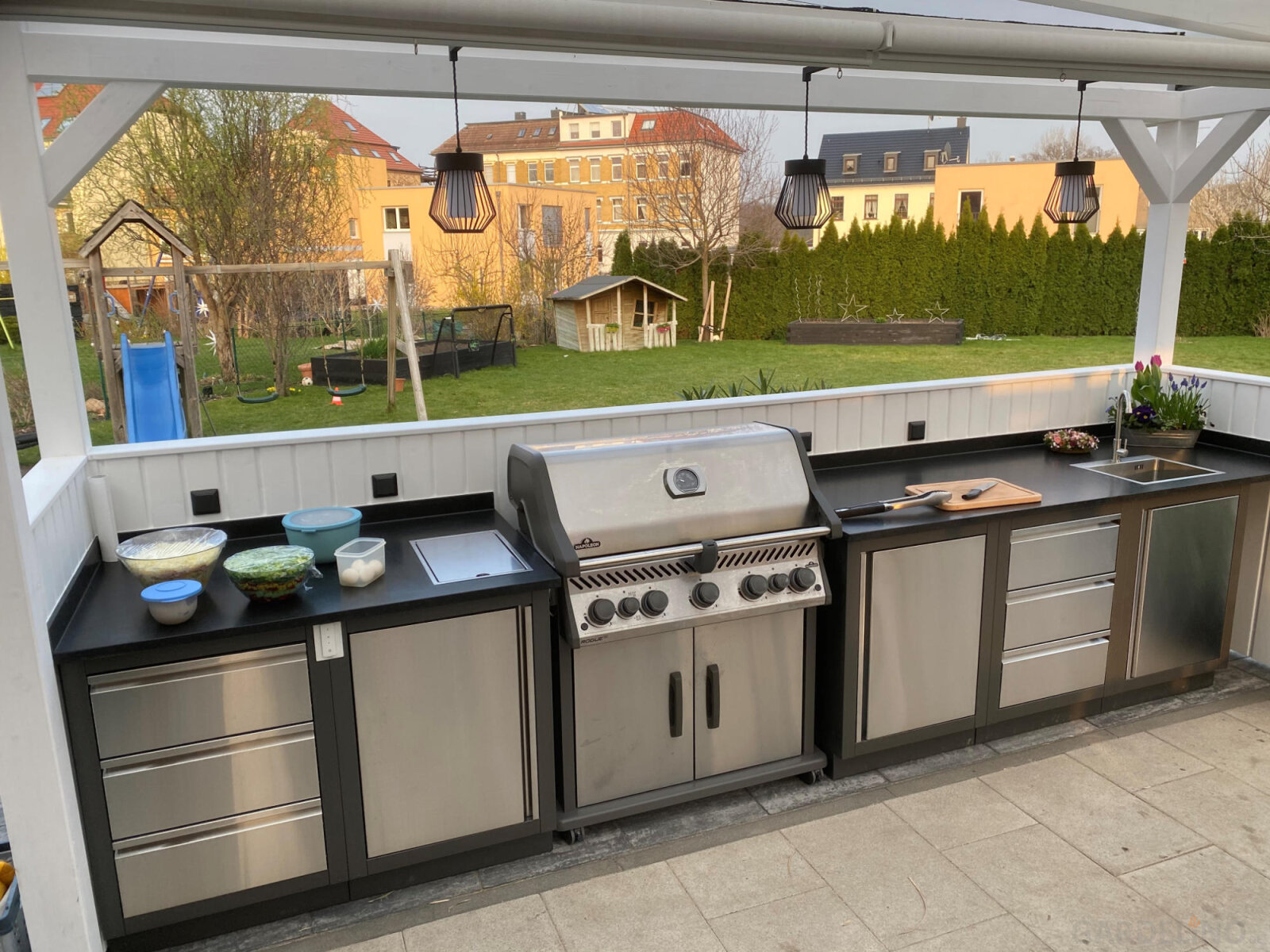 Standgrill in Napoleon Oasis Außenküche