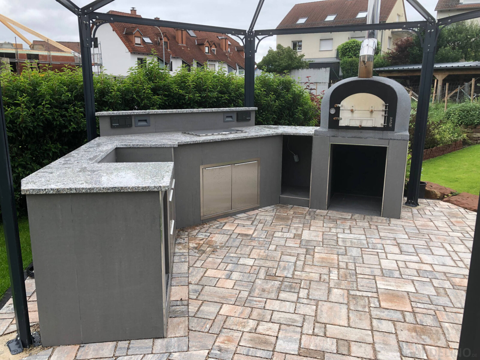 Außenküche mit Pizzaofen und Plancha Grill
