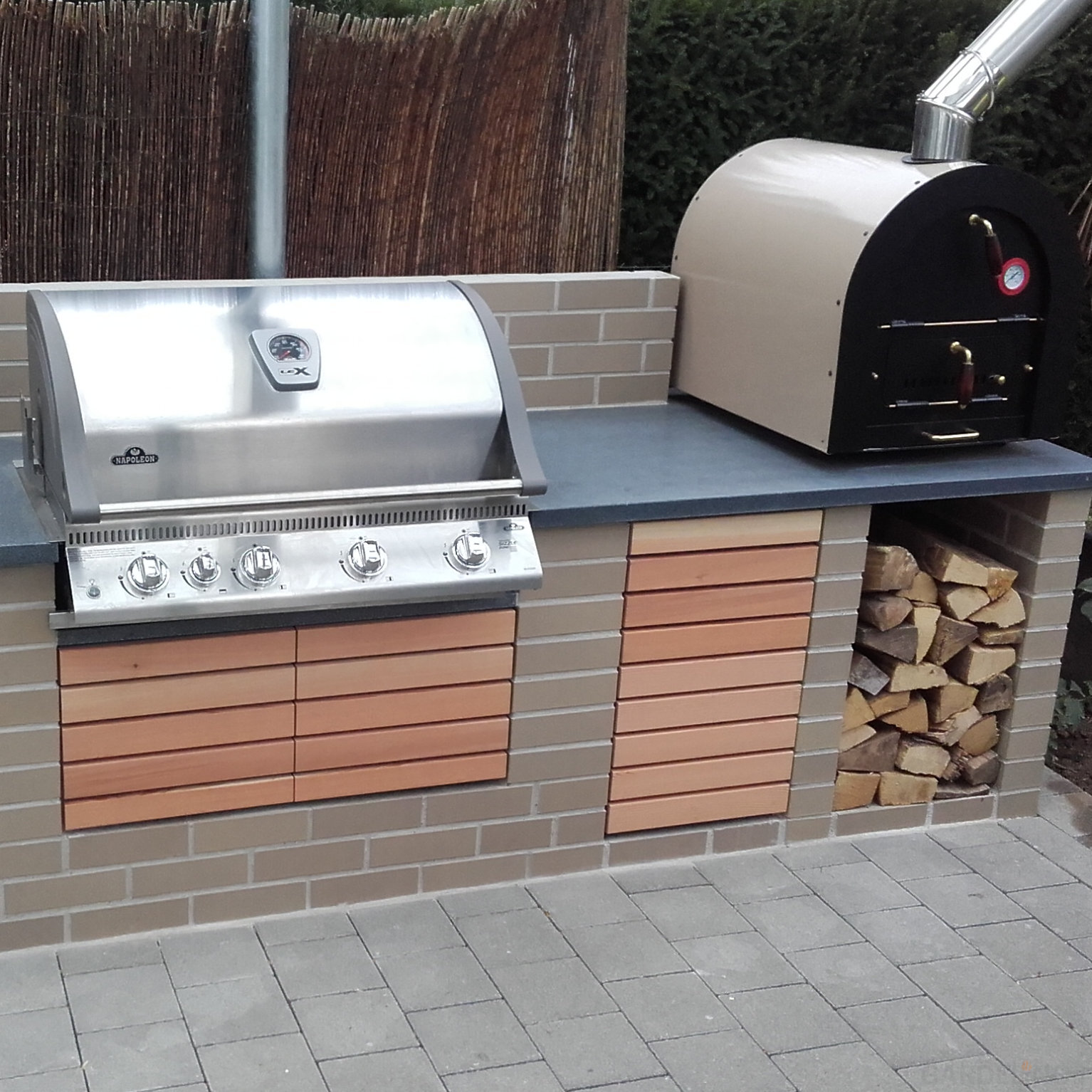 Outdoorküche gemauert mit Einbau Gasgrill und Monolith Baubericht